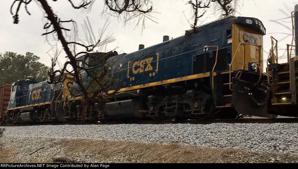 CSX MP15's 1137 and 118